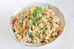 Si të përgatisim sallatë ruse - Si Ta Bejm